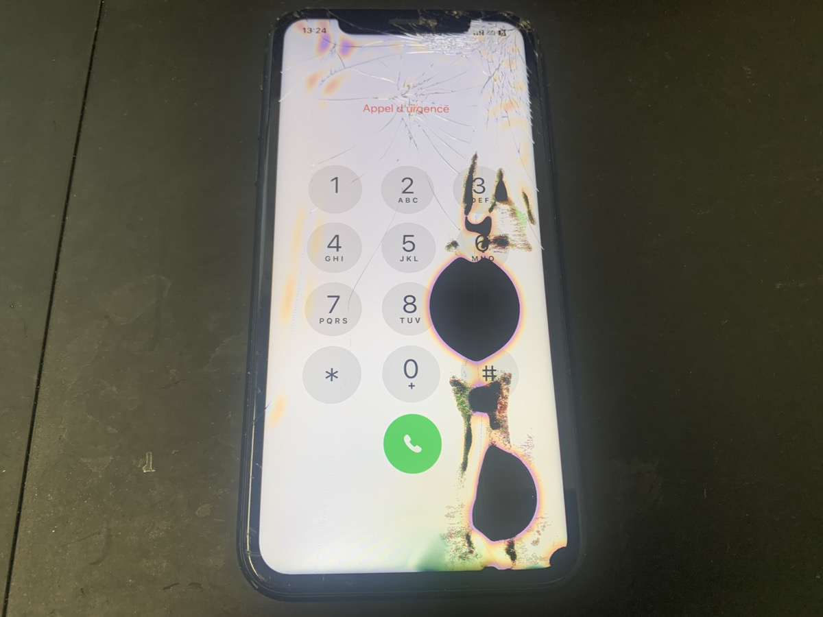 液晶漏れによって操作もできなくなったiPhoneXRの画面交換修理 | 【最安値】iPhone修理のクイックリペアプラス鹿児島店